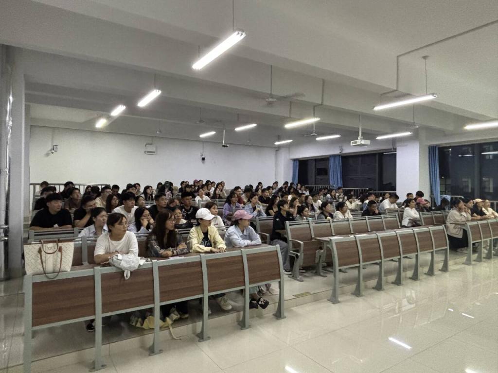 健康管理学院组织学生集中观看抗战胜利80周年全国思政大课-健康管理学院