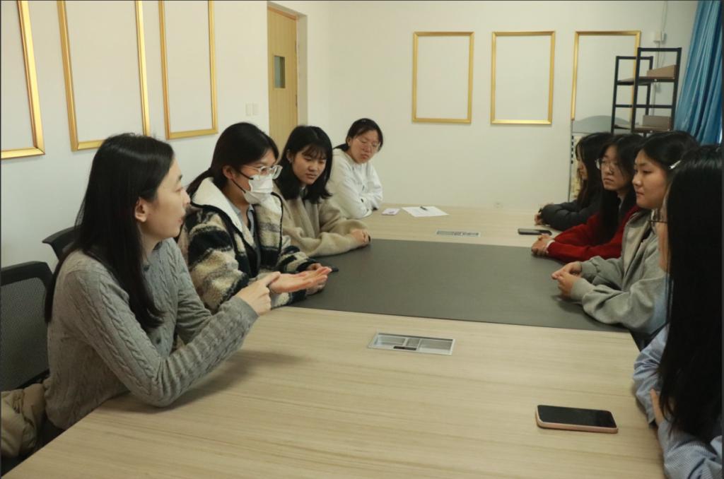 健康管理学院组织学生集中观看抗战胜利80周年全国思政大课-健康管理学院